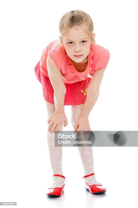 이 여자아이 주우려고 몸을 굽히면서 및 루킹 카메라를 2015년에 대한 스톡 사진 및 기타 이미지 2015년 T 셔츠 귀여운 Istock