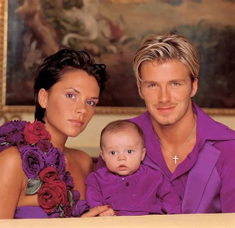 贝克汉姆夫妇穿紫色礼服 复刻婚礼造型超有仪式感 搜狐大视野 搜狐新闻