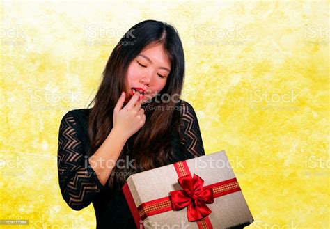 고립 된 여자의 초상화 젊은 행복 하 고 흥분 아름 다운 아시아 중국 빨간 리본을 들고 로맨틱 기념일 선물 상자를 받는 선물 생일 크리스마스 나 발렌타인 데이 대 한 쾌활