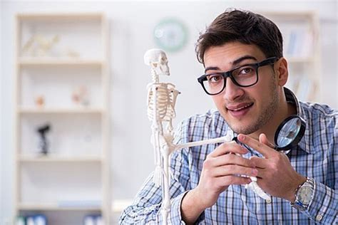 طالب طب يدرس في الفصل صورة الخلفية والصورة للتنزيل المجاني Pngtree