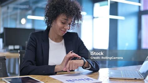 직장에서 스마트 워치를 사용하는 쾌활한 아프리카 사업가 스마트시계에 대한 스톡 사진 및 기타 이미지 스마트시계 비즈니스