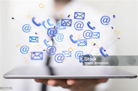 이메일 기호의 3d 렌더링 및 흐릿한 배경에 남성 손과의 네트워크 통신 3차원 형태에 대한 스톡 사진 및 기타 이미지 3차원 형태 가상현실 개념 Istock