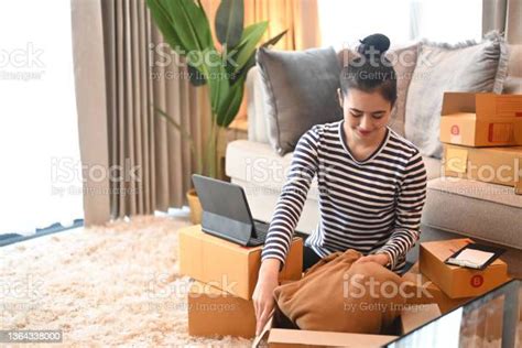 선적을 위한 소포 상자를 포장하는 신생 중소기업 기업가 인터넷에 대한 스톡 사진 및 기타 이미지 인터넷 25 29세 고객 Istock