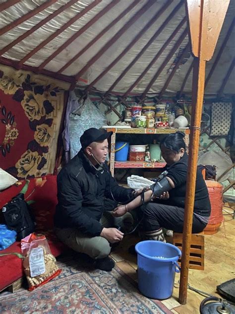 ФОТО Ховд аймагт цас орсны улмаас 10 өрхийн 9000 гаруй мал цасанд боогдож алба хаагчид хүч