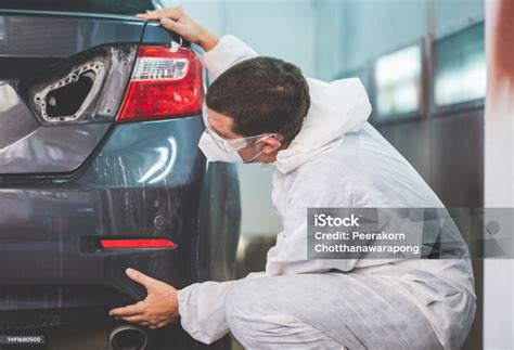 도장의 품질을 확인하는 자동차 정비공 챔버에서 차를 도장하는 정비사 차고 도장 자동차 서비스 수리 및 유지 보수 40 44세에 대한 스톡 사진 및 기타 이미지 Istock