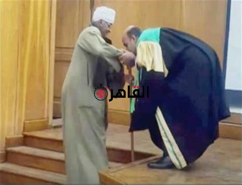 دكتور جامعي بسوهاج يقبل يد والده عقب حصوله على الدكتوراه اتربينا على