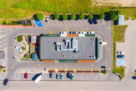 패스트 푸드 카페 레스토랑과 자동차 주차 다른 자동차와 도시 주차장 테이크 아웃 익스프레스 창 다양한 차량주차 구역 상단 보기 도시 생활 공장 산업 건물에 대한 스톡 사진