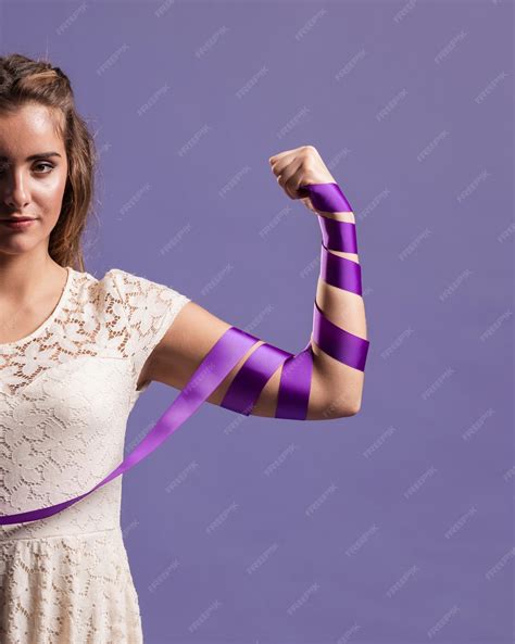Mujer Flexionando Su Brazo Con Cinta En Apoyo Del Feminismo Foto Gratis