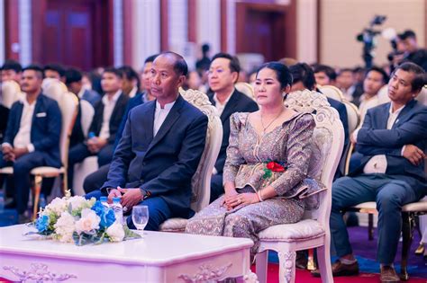 ឧកញ៉ា សំ បូទុម្ភ ឧបត្ថម្ភថវិកាចំនួន ១ម៉ឺនដុល្លារជូនមូលនិធិតេជោ១២៥ ជាមួយសម្តេចតេជោ ហ៊ុន សែន