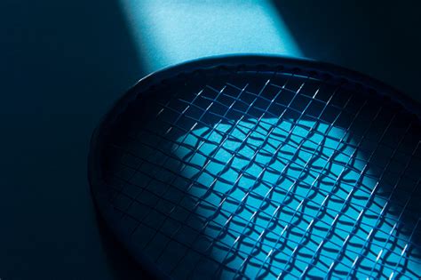 파란색 배경에 자연 조명이 있는 화이트 프로 테니스 라켓 수평 스포츠 테마 포스터 인사말 카드 헤더 웹 사이트 및 응용 프로그램 테니스 라켓에 대한 스톡 사진 및 기타