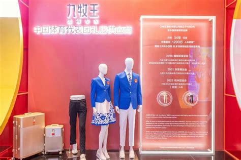 九牧王 服装 服饰 行李箱 模特 中国体育代表团礼服供应商 罐头图库