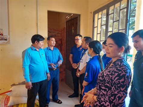 លោក សុខ ចំរើន តំណាងអោយលោក ម៉ៃ ទិត្យ នាយកផ្នែកលក់ភូមិមួយភ្នាក់ងាររបស់ក្រុម