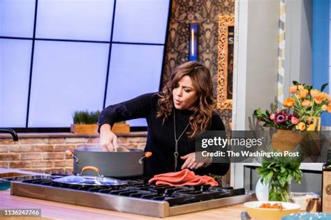 Rachael Ray Cooking Photos And Premium High Res Pictures Getty Images