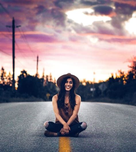 무료 사진 해변 여자 모래 물 바다 바다 해변 여름 휴가 휴식