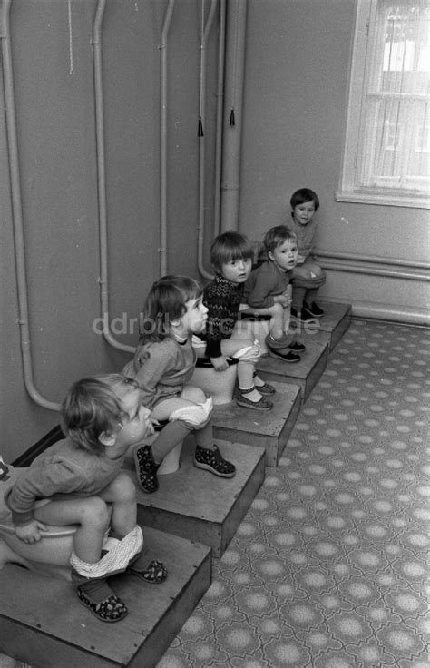 Ddr Bildarchiv Berlin Kindergartengruppe Auf Der Toilette In Berlin
