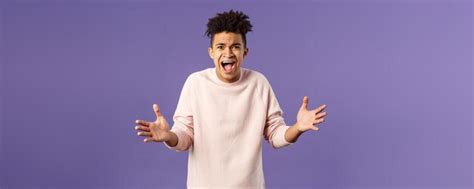 Retrato De Un Joven Molesto Y Frustrado Preocupado Que No Puede Creer Que Perdi Preguntando Por