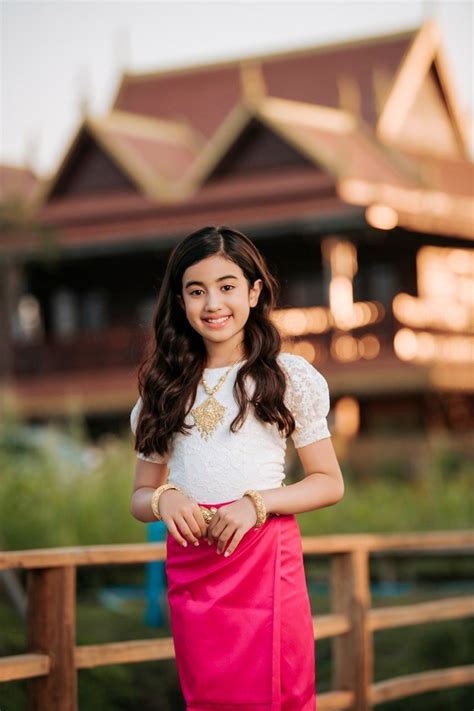 កៀកចូលឆ្នាំខ្មែរ បទ «តាលុងផ្តាំស្នេហ៍ ព្រះនាងតូច នរោត្តម ជេនណា និងណារ៉ុង ផ្ទុះការគាំទ្រខ្លាំង