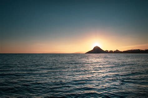 가벼운 경치 경치 좋은 전망 경치가 좋은 고요한 그림 같은 넓은 바다 다채로운 목가적인 물 바다 바다 경치 반사 산 새벽 수평선 숨 막히는