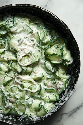 레몬 향과 레몬 주스를 곁들인 딜과 사워 크림 소스를 곁들인 오이와 사워 크림 샐러드 샐러드에 대한 스톡 사진 및 기타 이미지