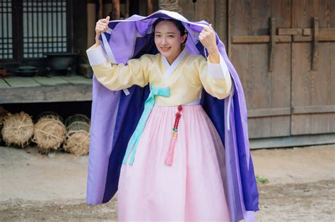 표예진 꽃미모 포착 남장룩 벗으니 이리 곱네 청춘월담 손에 잡히는 뉴스 눈에 보이는 뉴스 뉴스엔