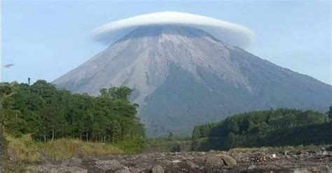 Awan Lenticular Di Gunung Semeru Sebuah Fenomena Alam Biasa Tapi