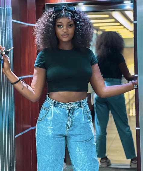 La lumineuse actrice Diarra de la série "Virginie" en mode jeans et t-shirt (Photos ...