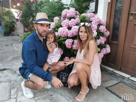 Наско Месечков прибра сина си от родилното ето как посрещна бебето и жена си вкъщи СНИМКА