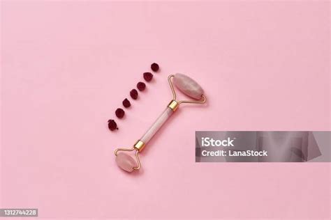 장미 석영 얼굴 마사지 롤러와 말린 장미 싹의 평평한 평지 핑크 배경에 고립 0명에 대한 스톡 사진 및 기타 이미지 0명