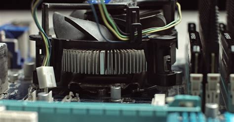 제거하고 현대 Pc 컴퓨터 마더 보드에 Cpu 쿨러를 교체 마더보드에 라디에이터 Cpu를 설치하고 제거합니다 Pc에서 Cpu