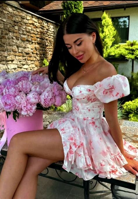 Pin By M C On Dresses And Skirts Beautiful Women Pictures Dresses Women