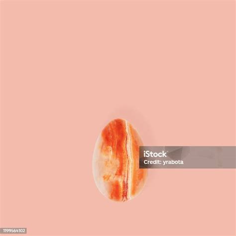 분홍색 페인트 부활절 달걀 돌 질감 장식 계란입니다 봄 축 하 컨셉 복사 공간이 있는 최소한의 스타일 컴포지션 결정체에 대한