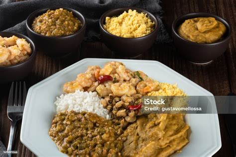 카루루 오크라와 말린 새우로 만든 전통적인 아프리카 브라질 요리로 바타파 콩 쌀 새우 및 파로 파와 함께 제공됩니다 Farofa에 대한 스톡 사진 및 기타 이미지 Istock