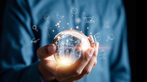 학습 교육과 졸업 개념으로 글로벌 지구를 잡고 있는 남자 창의적 사고 아이디어 및 문제 해결 솔루션에 대한 지식 학습 E러닝 온라인 교육 과정 학위 증명서 교육 강좌에 대한