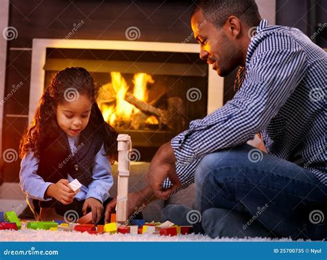 Vader En Dochter Die Samen Spelen Stock Afbeelding Image Of