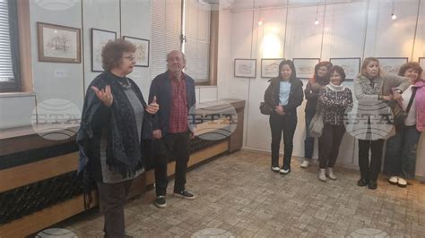 Чарът на старите сгради в Търговище показа в графична изложба художникът Цончо Денев Утро