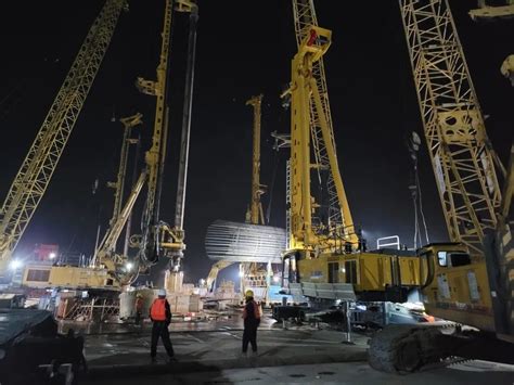 飞虹跨赣江！徐工大吨位旋挖机群钻主墩 工程机械品牌网