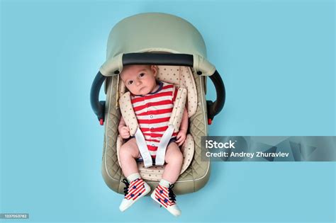 파란색 스튜디오 배경에 유아 카시트에 아기 빨간색과 흰색 미국 국기의 옷을 입은 어린이 2 5 개월에 대한 스톡 사진 및 기타 이미지 2 5 개월 교통 수단 좌석