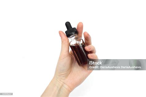 흰색 배경에 분리 된 파이펫유리 화장품 병을 들고 있는 여성 손 깨끗한에 대한 스톡 사진 및 기타 이미지 깨끗한 디톡스