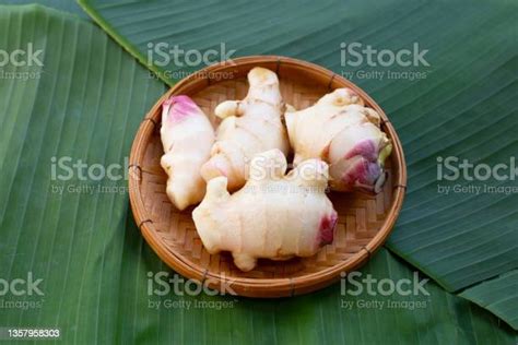 Jahe Muda Dalam Keranjang Bambu Di Atas Daun Pisang Foto Stok Unduh