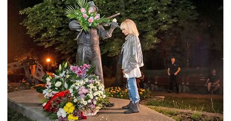 ПОКЛОН Лили Иванова почете паметта на Тодор Колев