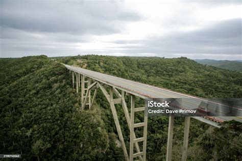 빨간 차가 무성한 녹지로 둘러싸인 쿠바의 다리 위에서 잘 관리 된 도로를 따라 주행합니다 건축에 대한 스톡 사진 및 기타 이미지 건축 경관 고속도로 Istock