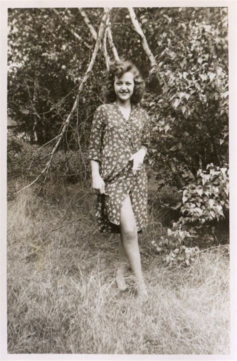 33 Found Snapshots Of Glamorous Girls In The Early 20th Century