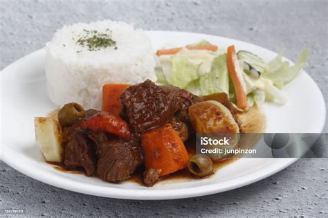 토마토 소스에 야채를 곁들인 쇠고기 칼데레타 또는 쇠고기라고 불리는 갓 조리된 필리핀 음식 소고기에 대한 스톡 사진 및 기타