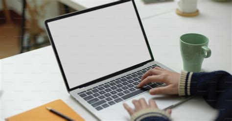 휴대용 작업 공간에서 머그잔과 문구류가 있는 모형 노트북으로 작업하는 여성 직원의 클로즈업 보기 사진 Unsplash의 컴퓨터 키보드 이미지