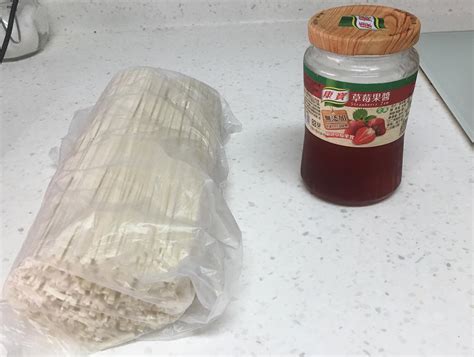 海獅說 中午清冰箱，想說有什麼可以煮來吃的 結果亙 這不就是八年前轟動漢堡留學圈的草莓麵嗎