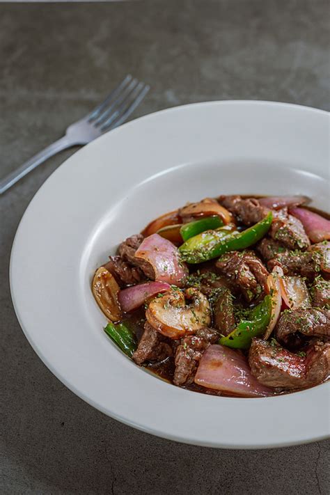 유토이미지 야채가 곁들어진 흰색 접시에 담긴 소고기 찹 스테이크 요리