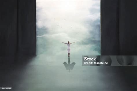 하늘을 뻗은 팔을 가진 여자는 그녀의 날개와 바닥에 초현실적 인 그림자를 형성 문에 대한 스톡 벡터 아트 및 기타 이미지 문 영성 열기 Istock