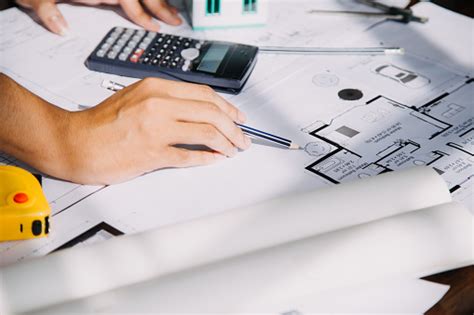 다양한 전문가 팀이 건설 현장에서 태블릿 컴퓨터를 사용합니다 토목 엔지니어 건축가 비즈니스 투자자 및 일반 근로자와 함께 계획