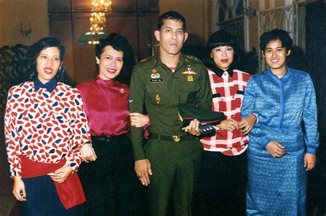 สมเด็จพระนางเจ้าสิริกิติ์ พระบรมราชินีนาถ พระบรมราชชนนีพันปีหลวง ทรงพระกรุณาโปรดเกล้าฯ พระราชทาน