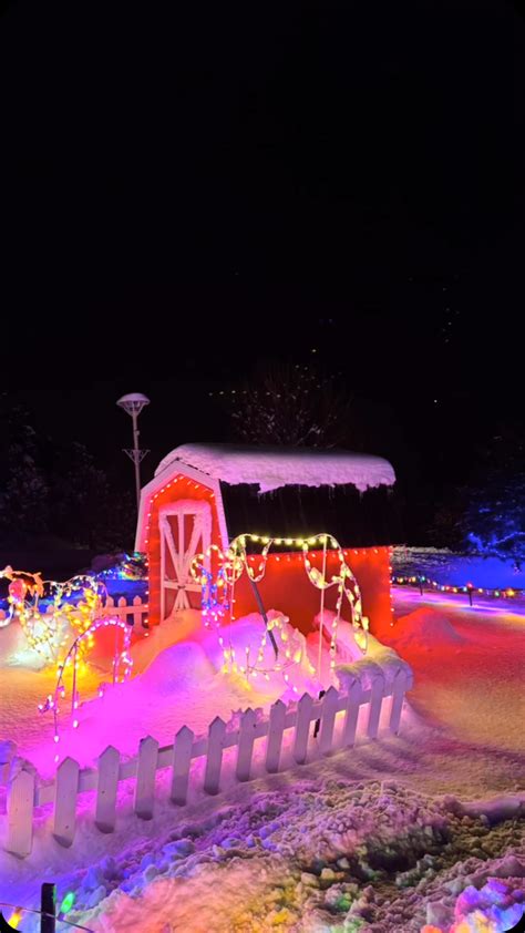 На самом деле это уже второе Рождество в Канаде но первое в новом доме и в принципе первое